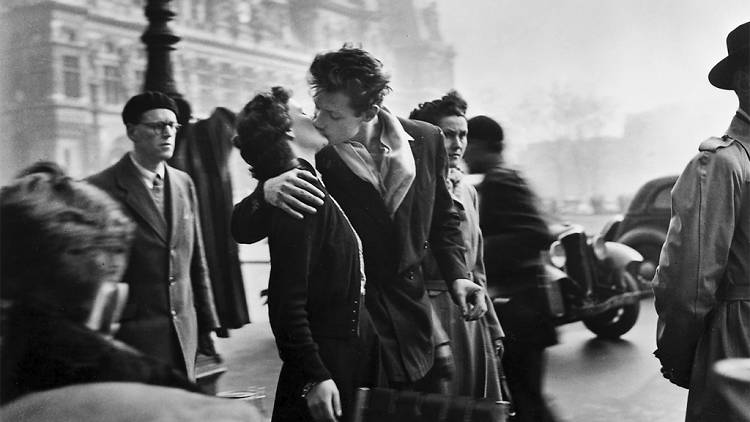 ArtDependence | Woman in Iconic Robert Doisneau Paris Kiss Photograph ...